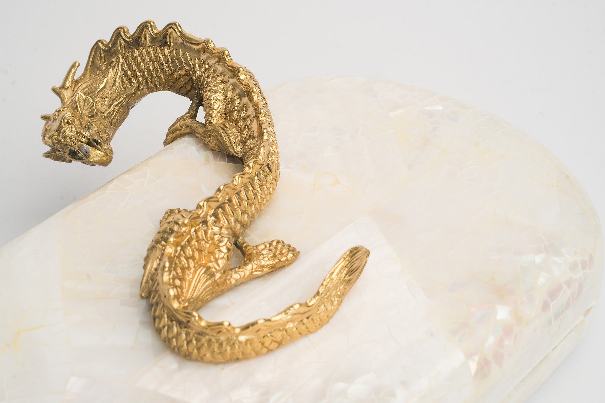 Suzy Wong Minaudière in White Cabebe Shell – Neil Felipp